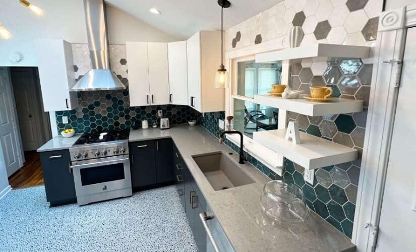 Ombré Kitchen Kitchen near Ann Arbor || DreamMaker Bath & Kitchen Portfolio